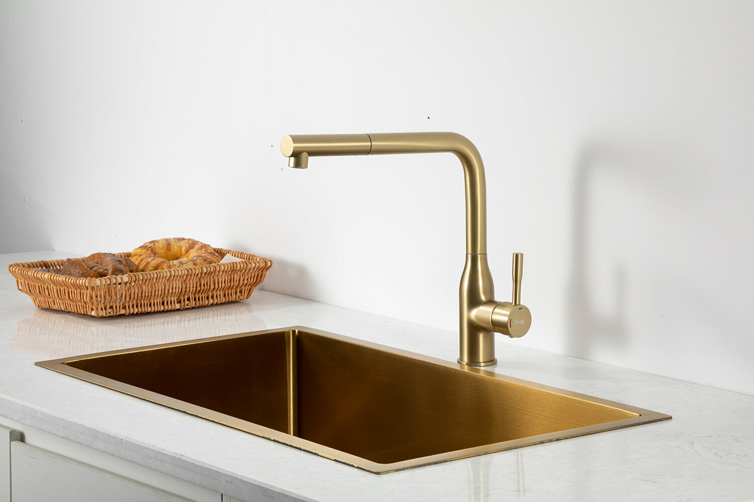 Смеситель для кухни Frap F6096-3 с выдвижным изливом, золотой сатин