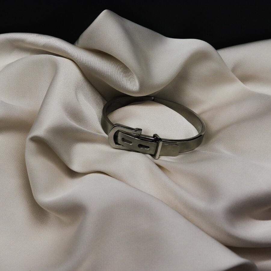 Жесткий браслет