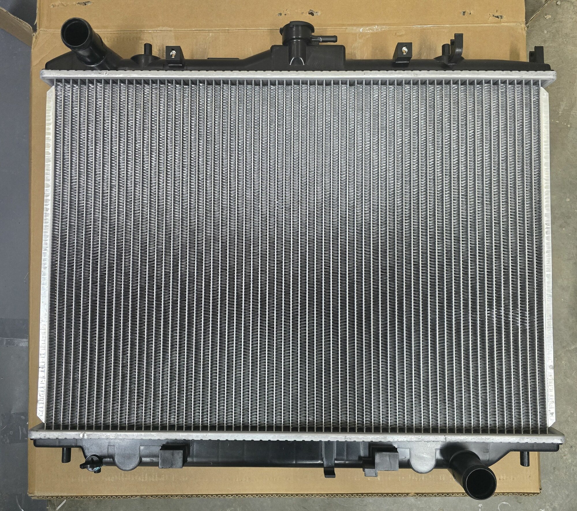 Радиатор на Гренд Валл Ховер Н3 с бензиновым двигателем. Радиатор Great Wall Hover H3