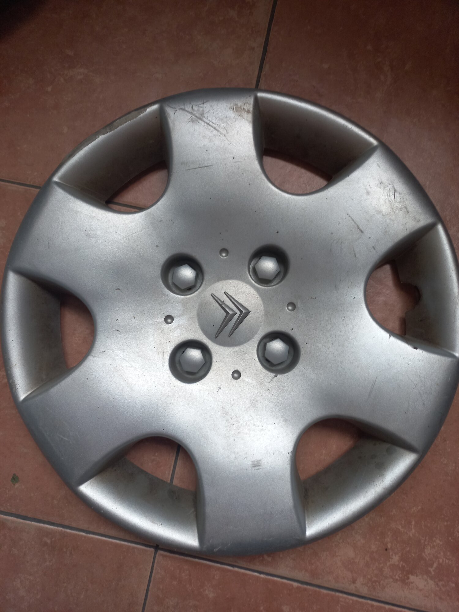 Колпак CITROEN R14, HONFLEUR 14, Оригинал. Б/у. Без сколов и трещин. Все крепления целые. Небольшие потертости.