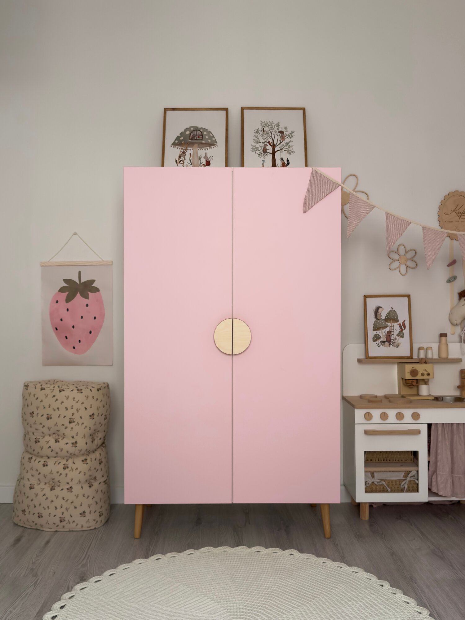 Детский шкаф для вещей распашной Монтессори 2.0, розовый с деревянными ручками на деревянных ножках