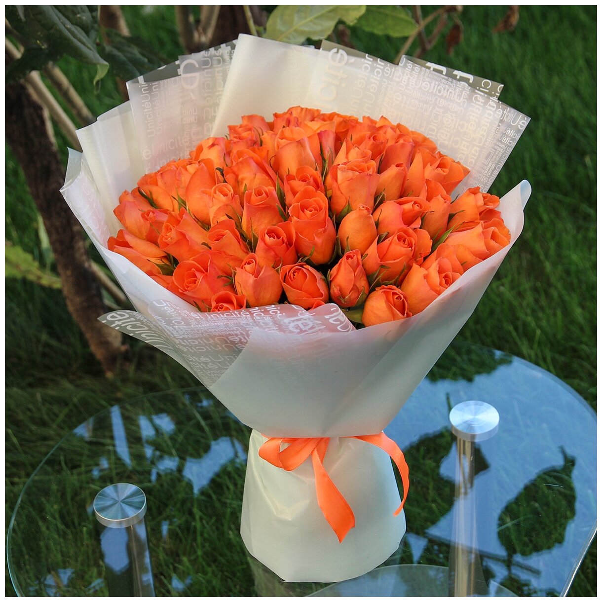 Цветы живые букет Flor-Pro Flowers из 51 коралловой розы моно № 7 в дизайнерской упаковке