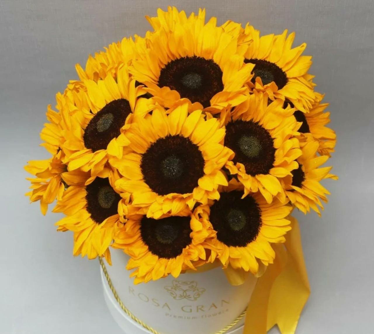 Премиум букет из подсолнухов в коробке, премиум цветы, шикарный, красивый букет цветов, подсолнух.