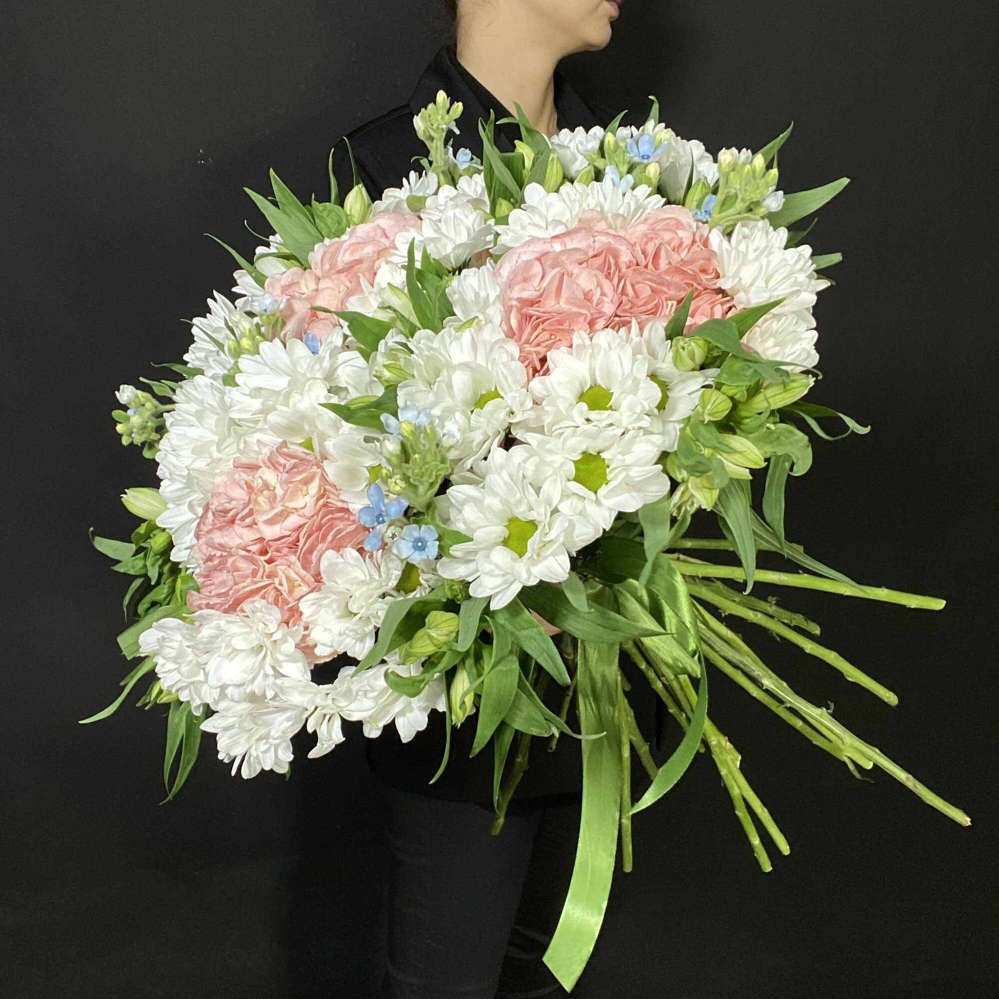 Нежный букет (гортензия розовая 3 шт, хризантема белая 10 шт, альстромерия белая 10 шт, оксипеталум 7 шт.)