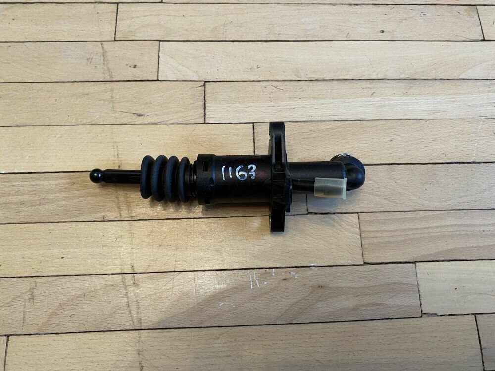 Главный цилиндр сцепления VW T6 / T5 7E0721401E