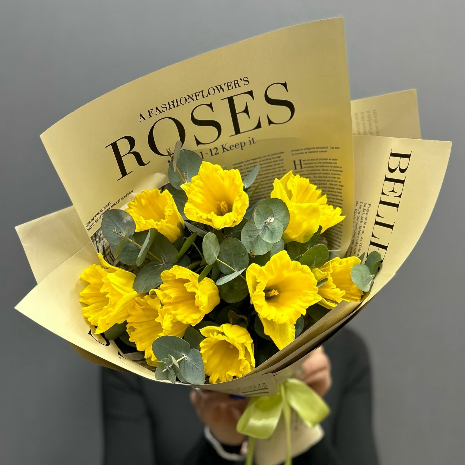 Букет-комплимент из 9 желтых нарциссов и эвкалипта в дизайнерской пленке