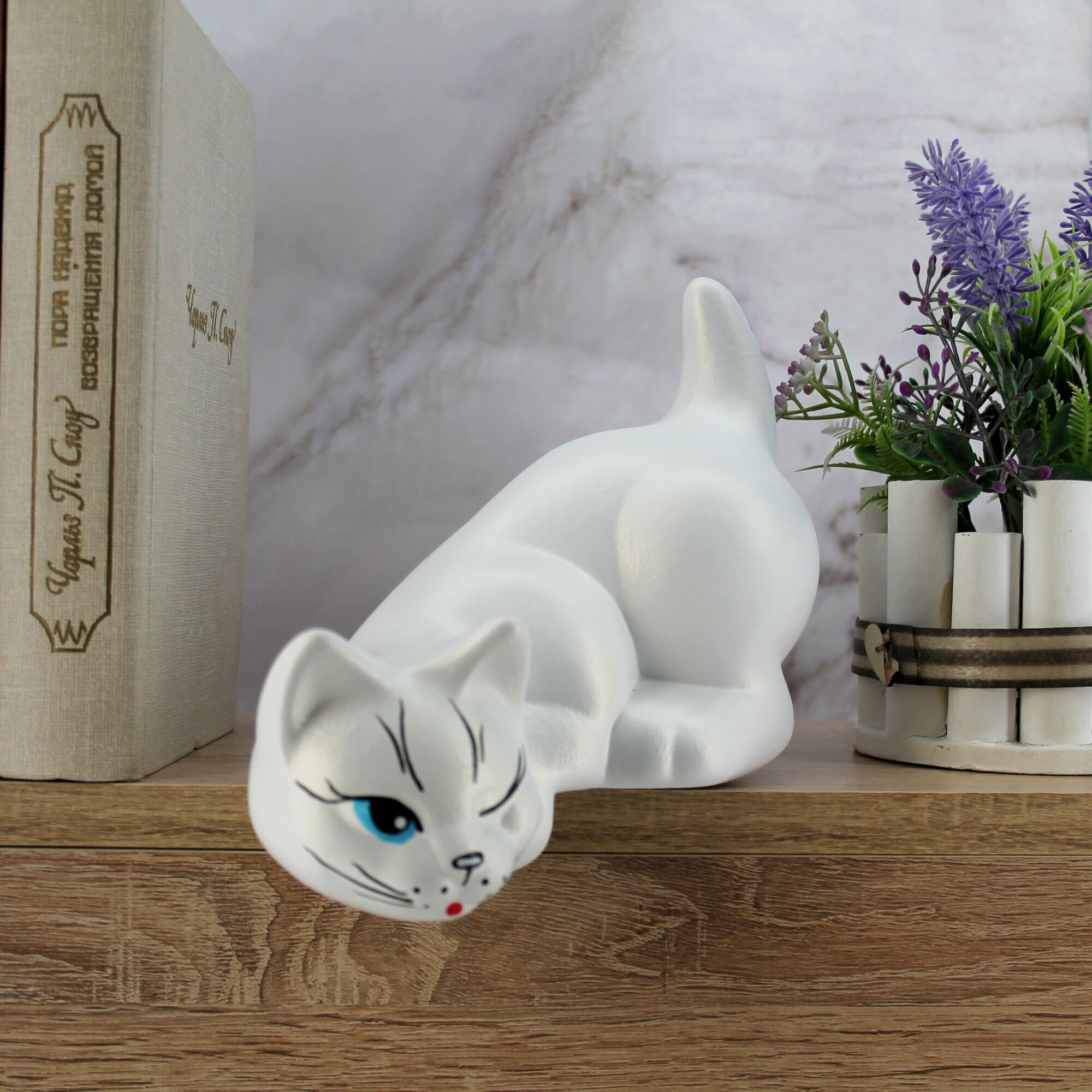 Статуэтка , свисающая фигурка Кот Шалун 20 см , керамика , ручная работа , белый перламутр