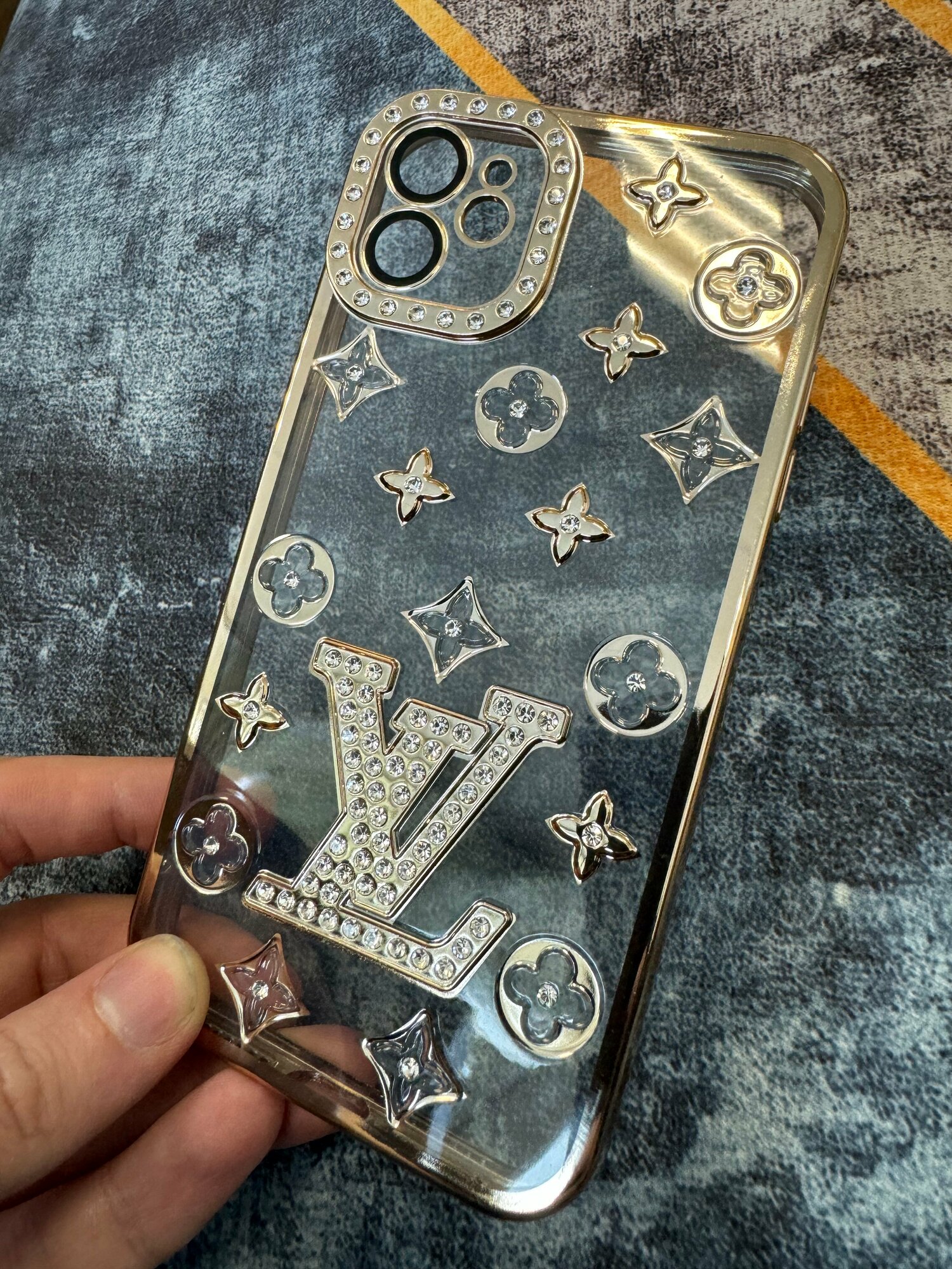 Чехол Ollogu для iPhone 12 Pro тонкая силиконовая крышка с защитой задней камеры со стразами Луи Витон, золотистый