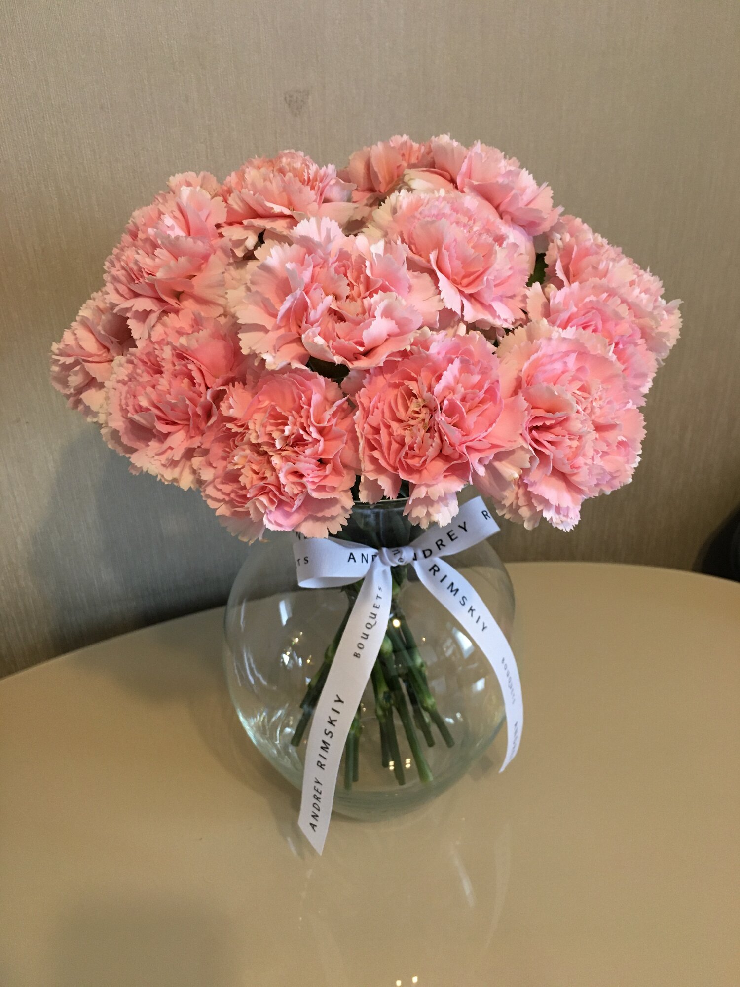 Букет из гвоздик в вазе