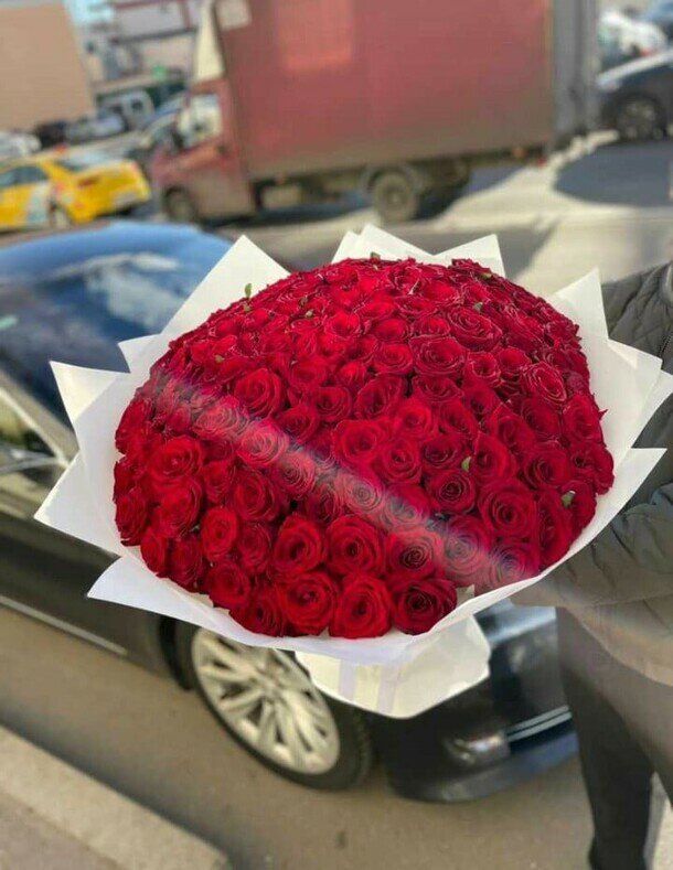 Букет Well Flowers "Розы в майбахе", круглый, 101 цветок, оформление пленкой, букет свежих цветов