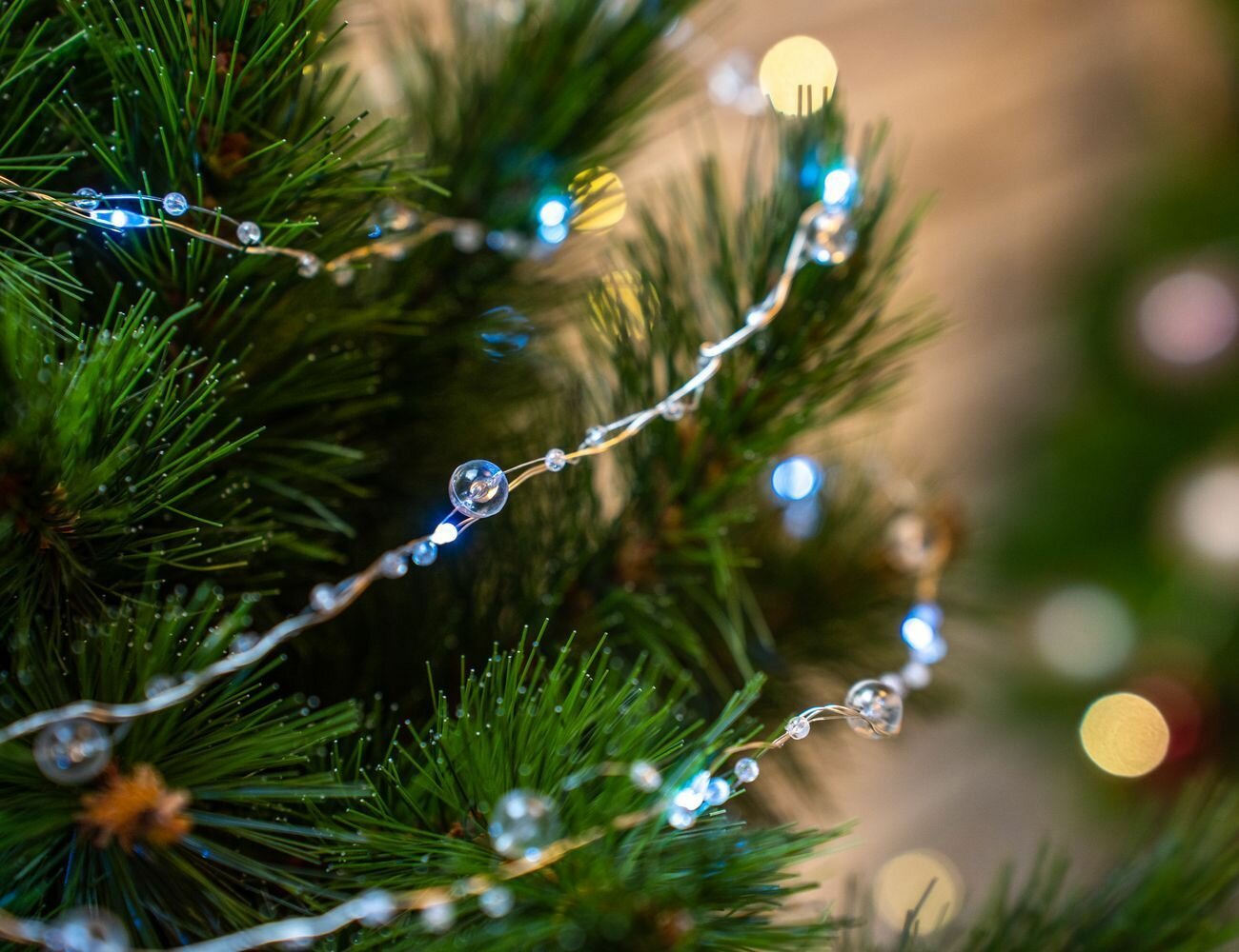 Светодиодная гирлянда льдинки-бусинки, 2 м, 20 холодных белых микро LED-огней, серебряная проволока, контроллер, батарейки, IP20, Serpantin 183-0211