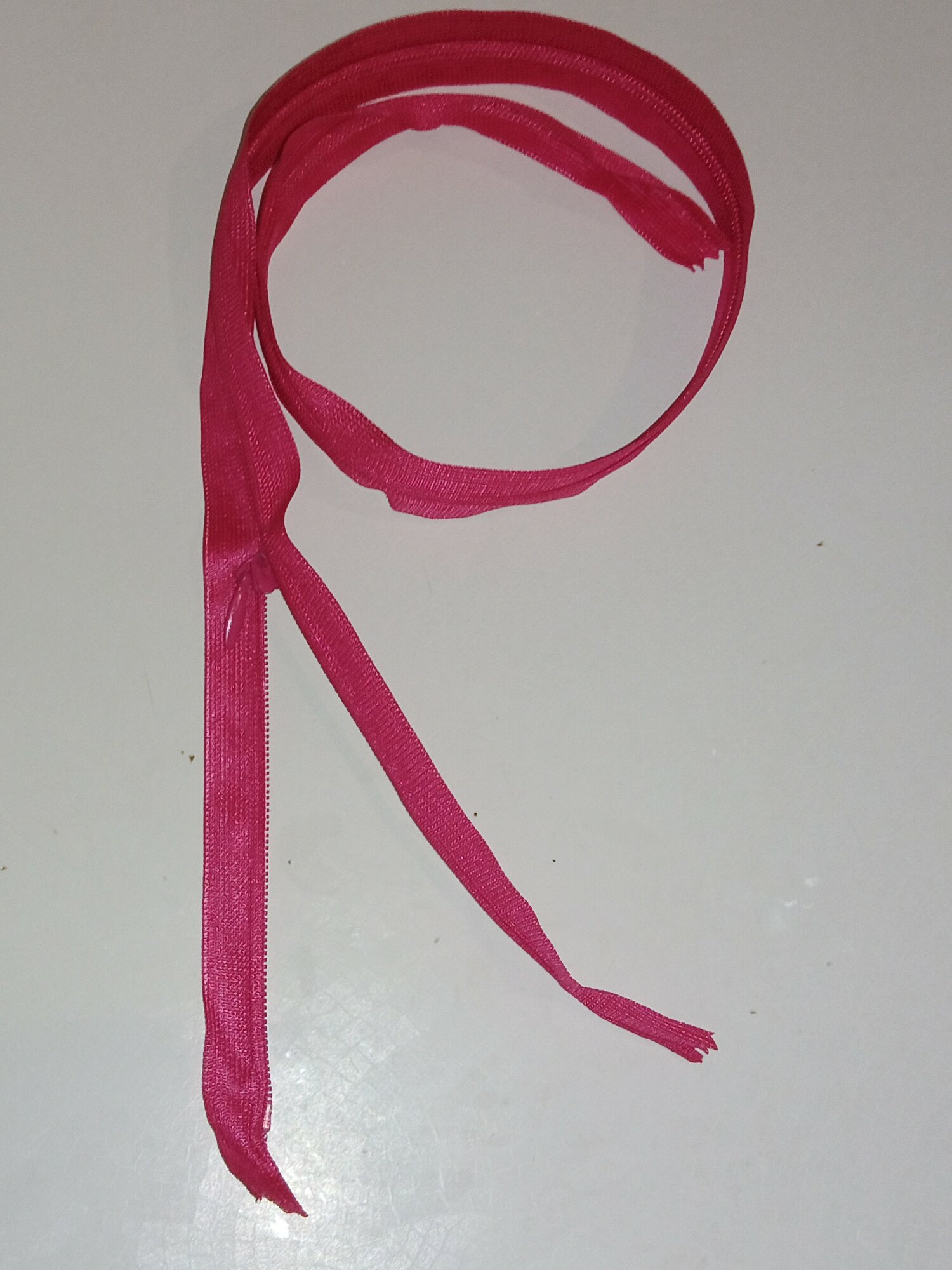 Застежка-молния потайная темно-розовая, длина 60 см, ширина 2,4 см