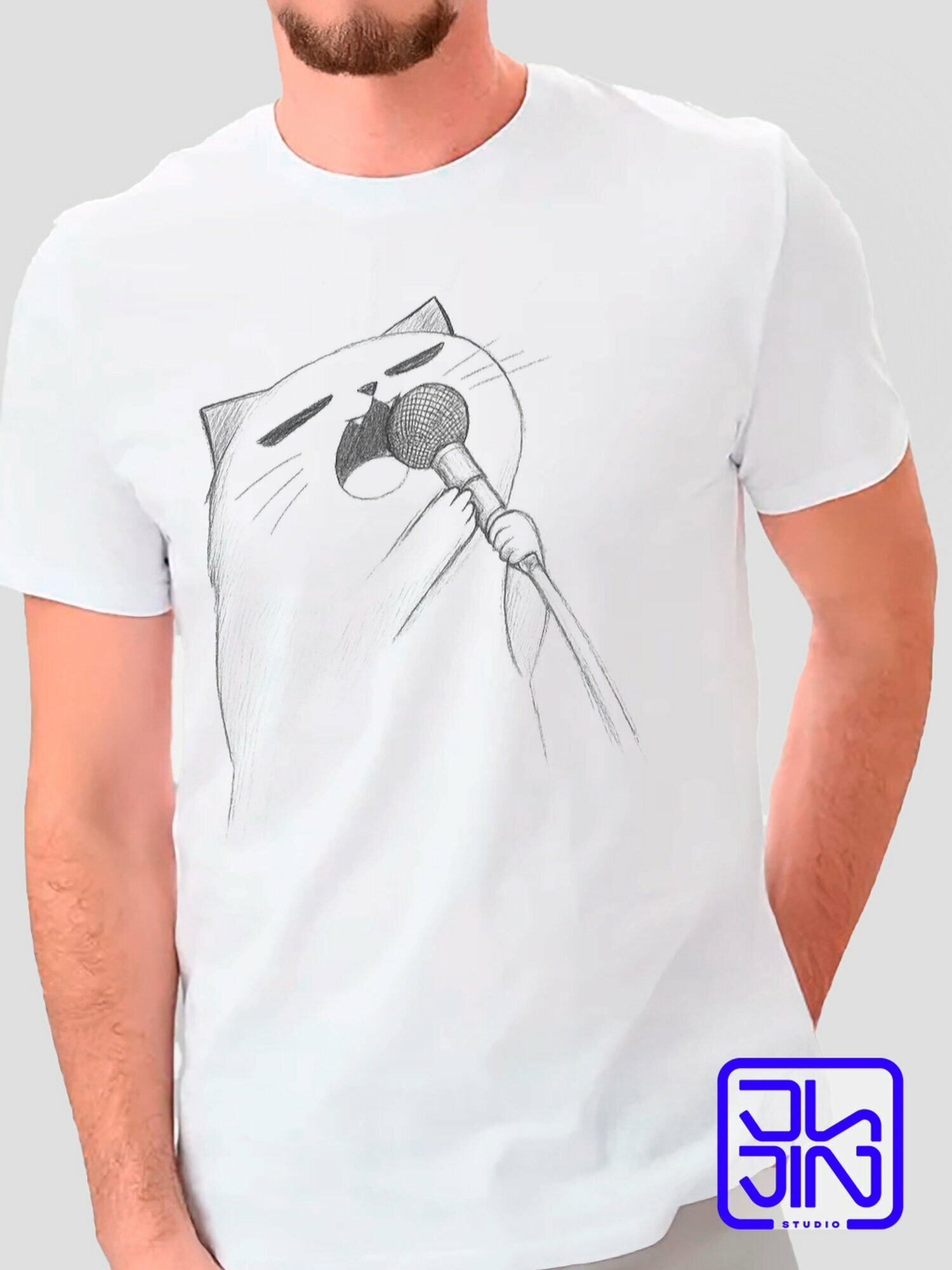 Футболка классическая мужская с авторским принтом Черно-белая смешная кошка с мемами поющая в микрофон музыкальный белый, белый хлопковый трикотаж с прикольным рисунком на груди