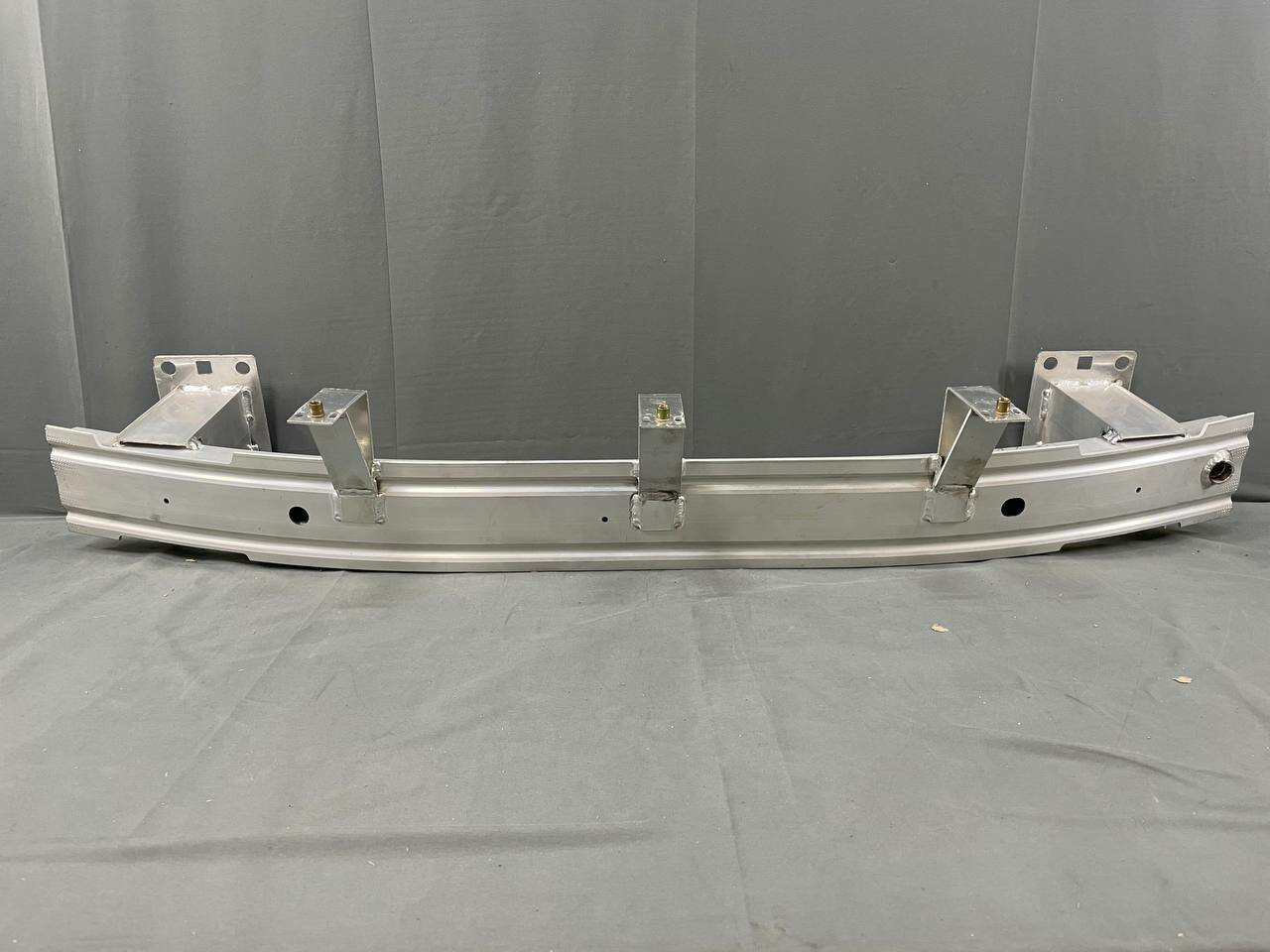 Усилитель переднего бампера Hongqi