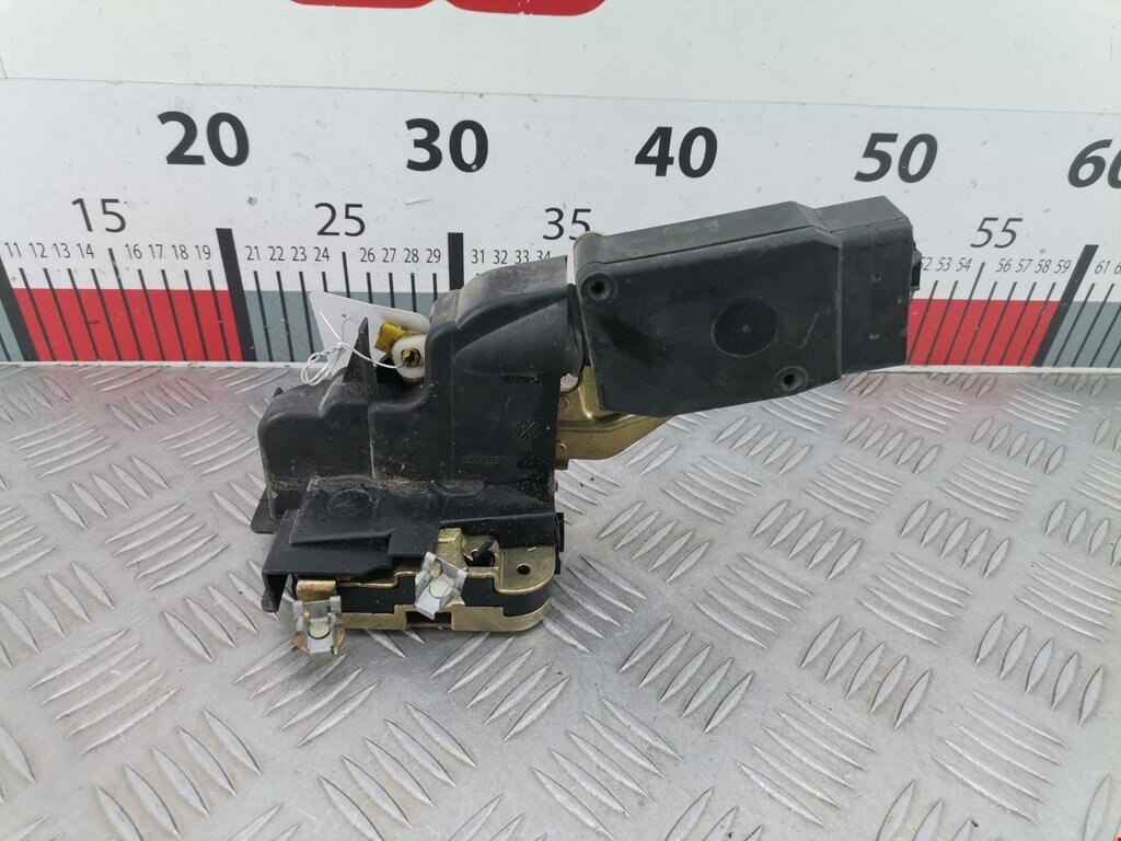 Замок двери передней правой Mitsubishi Carisma M852061 арт. 1951427