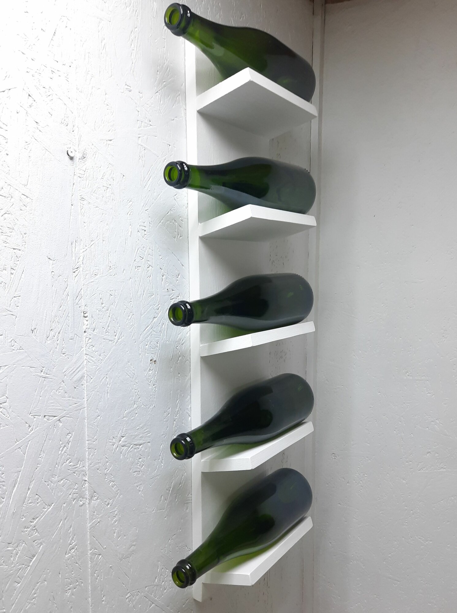 Винная полка настенная наклонная для 5 бутылок вина цвет дерева