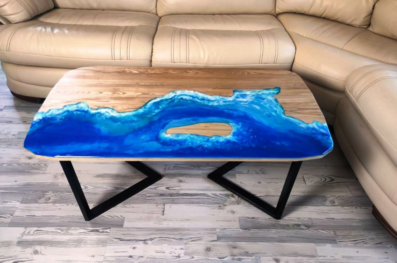 Стол из массива ясеня с морским прибоем из эпоксидной смолы