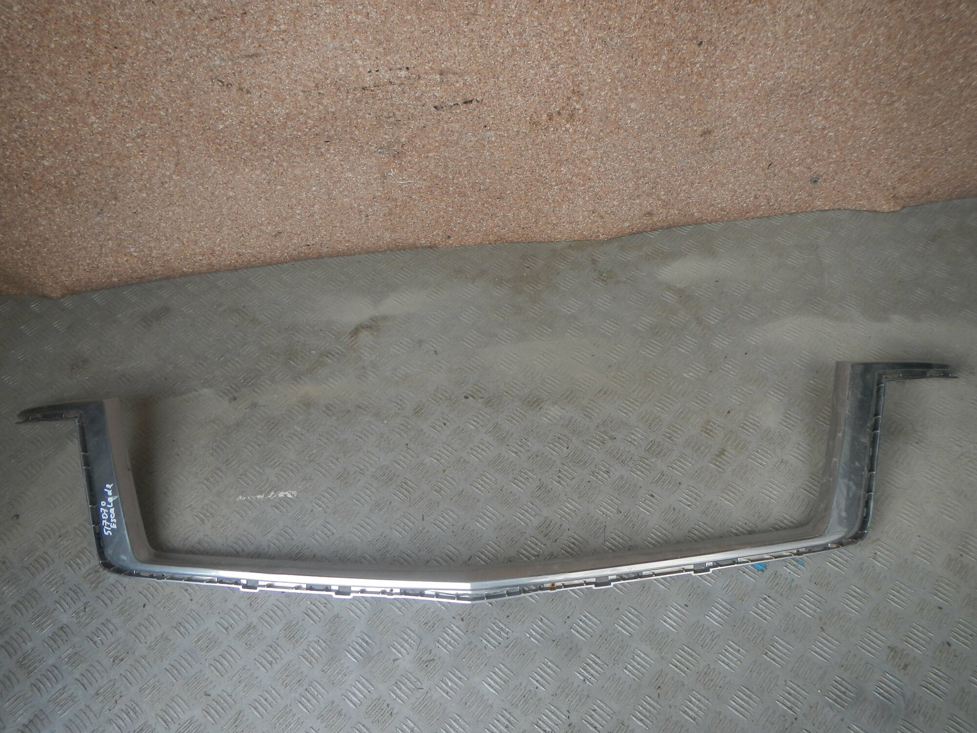 Б/У Накладка на решетку радиатора, Cadillac (Кадиллак)-ESCALADE V (20-) CADILLAC ESCALADE V (20-) хром Царапины, трещина ...