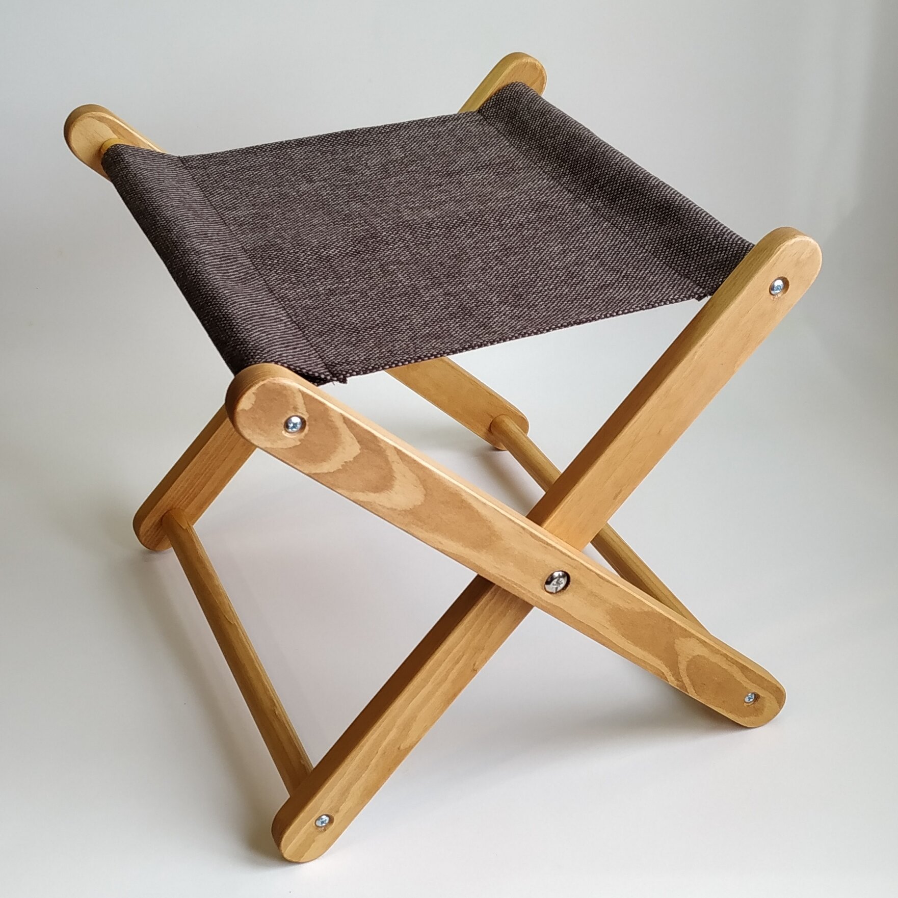 Подставка для сумок из бежево-коричневой рогожки с деревянной основой тик