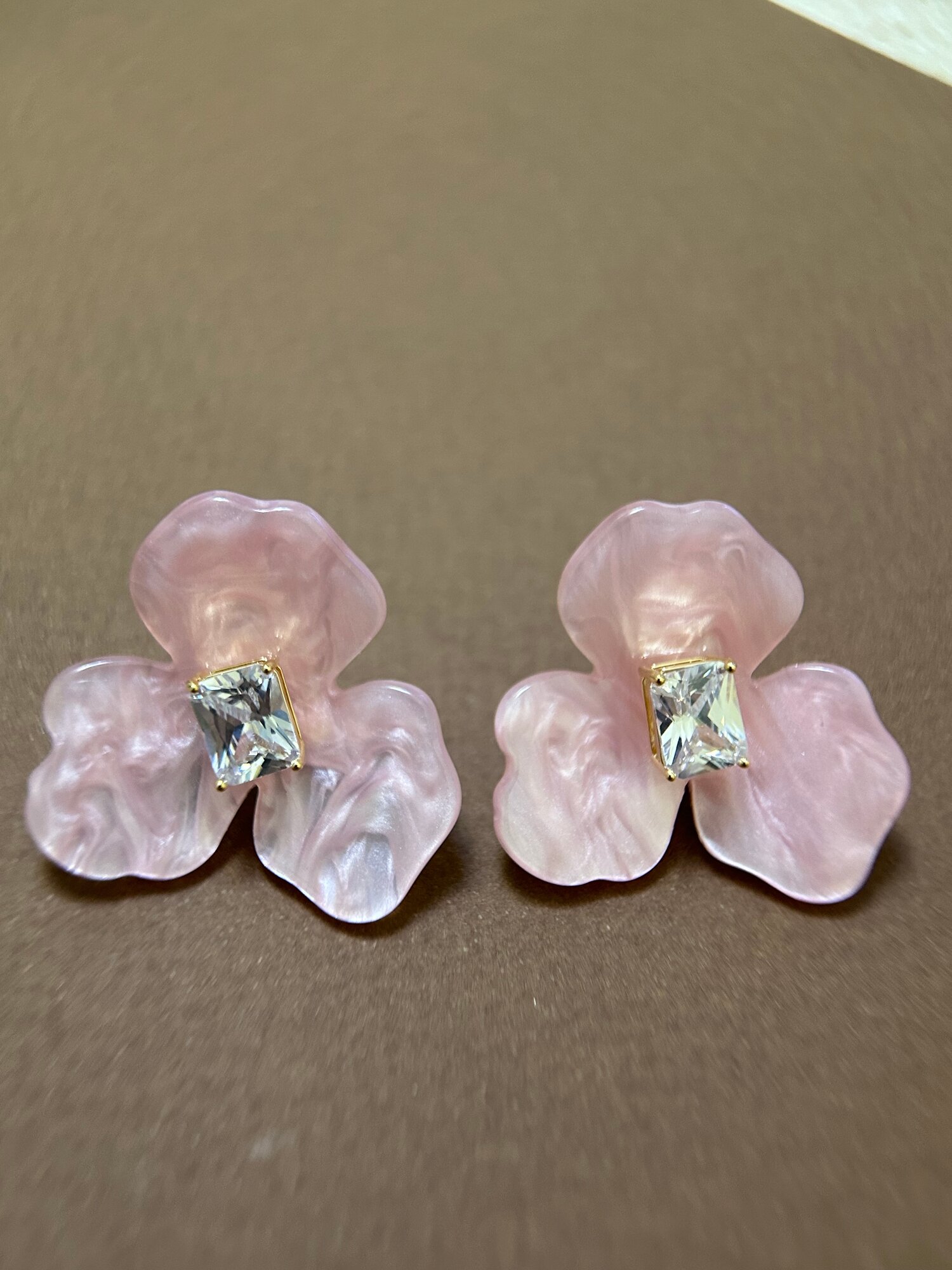 Серьги пусеты Jewellery by Marina Orlova, перламутр синтетический, размер 30 мм, розовый — фото 1