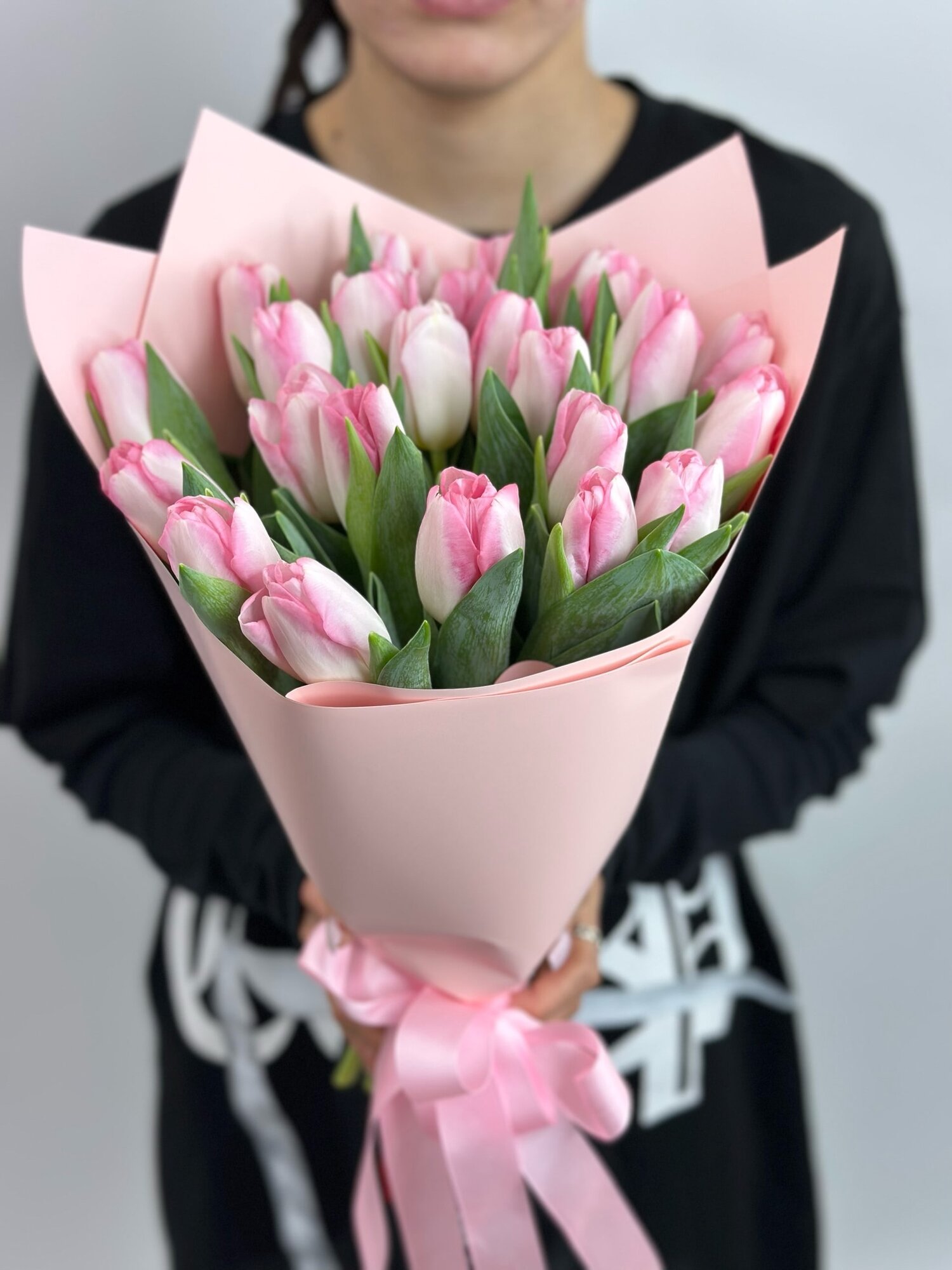 Букет из нежных бело-розовых пионовидных тюльпанов 25 шт - цветы с доставкой