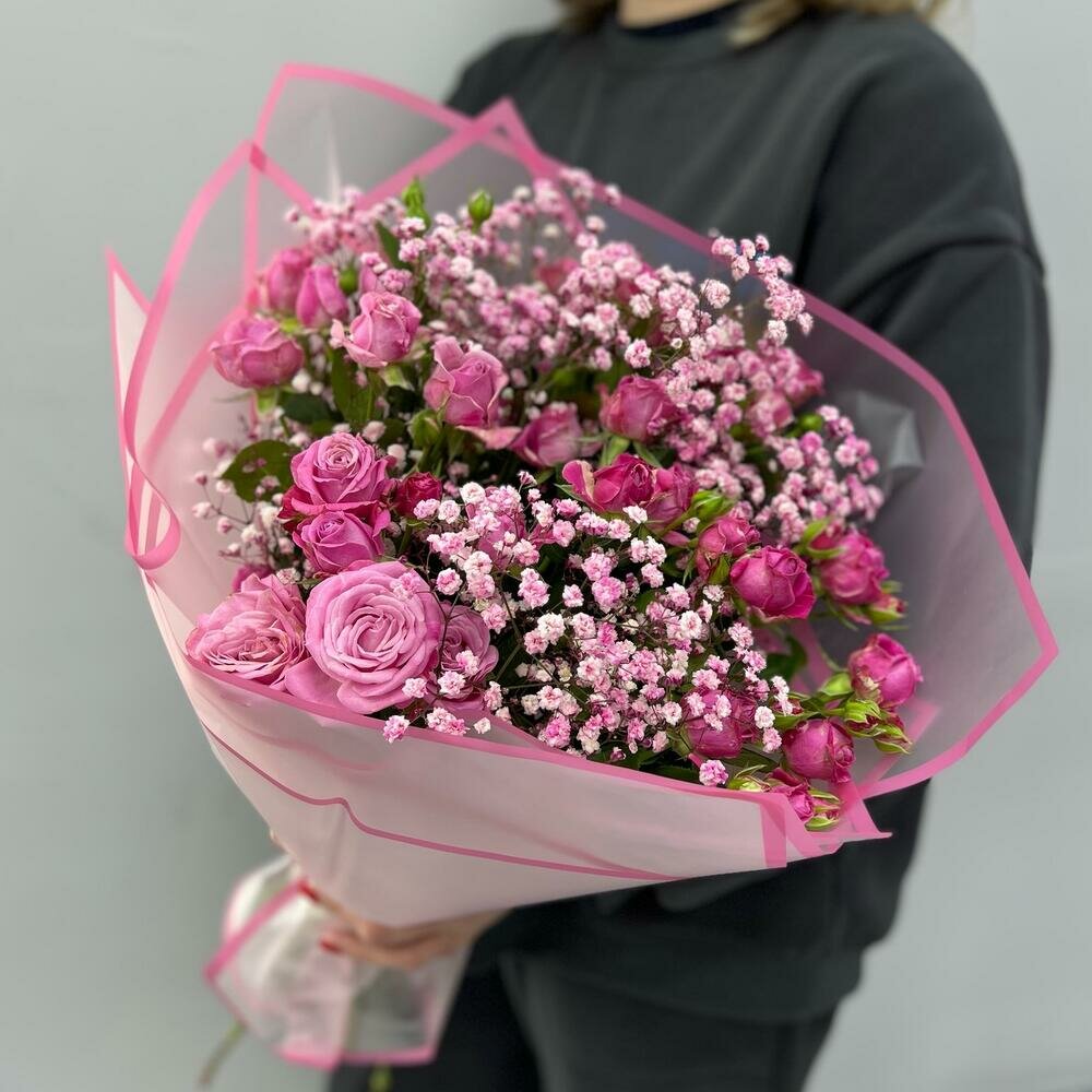 Розовый букет из гипсофилы и кустовой розы в пленке - римская роза