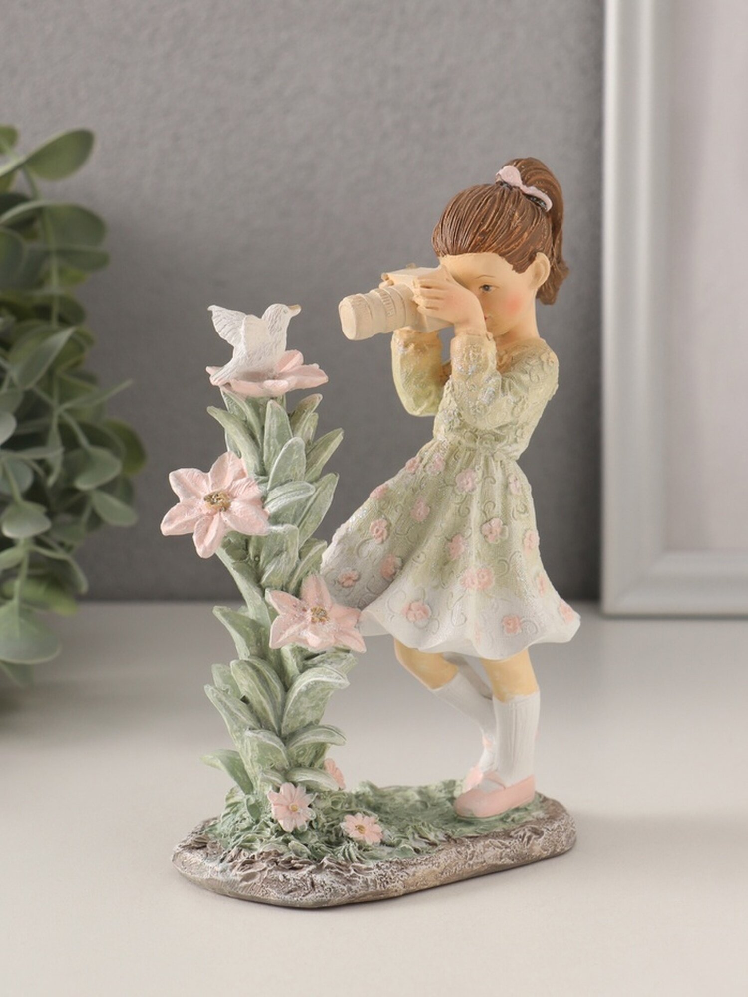 Фигурка полистоун «Малышка фотографирует птичку», зелёный, 10.5×6×15.5 см