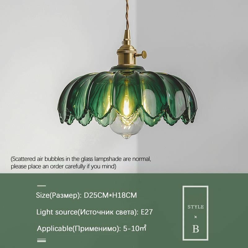 Зеленая люстра, диаметр 25 см, высота 18 см. Содержит электрическую лампочку