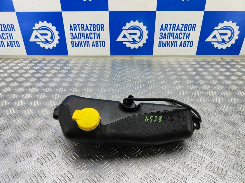 Б/У Бачок омывателя лобового стекла Renault Duster / Рено Дастер 1.5 K9K 2021