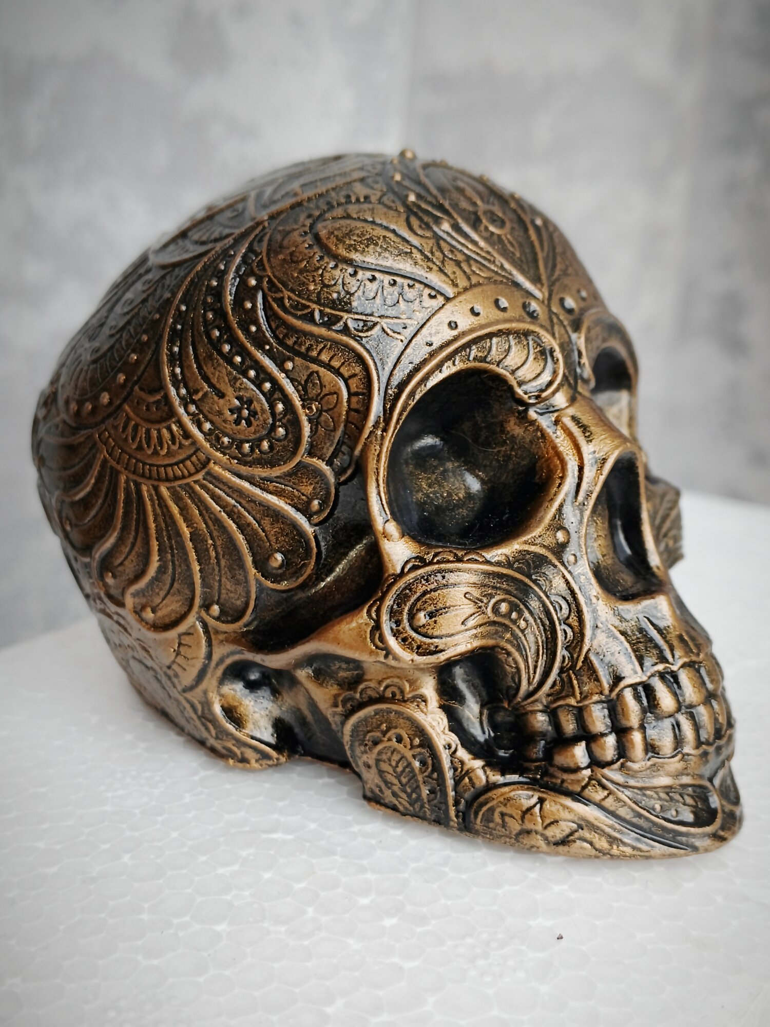 Фигурка "Череп Людовик" с узорами, 8.5см, гипс, античная бронза, ручная работа, 200г.