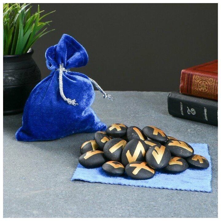 Черные руны из керамики с золотым нанесением в мешочке