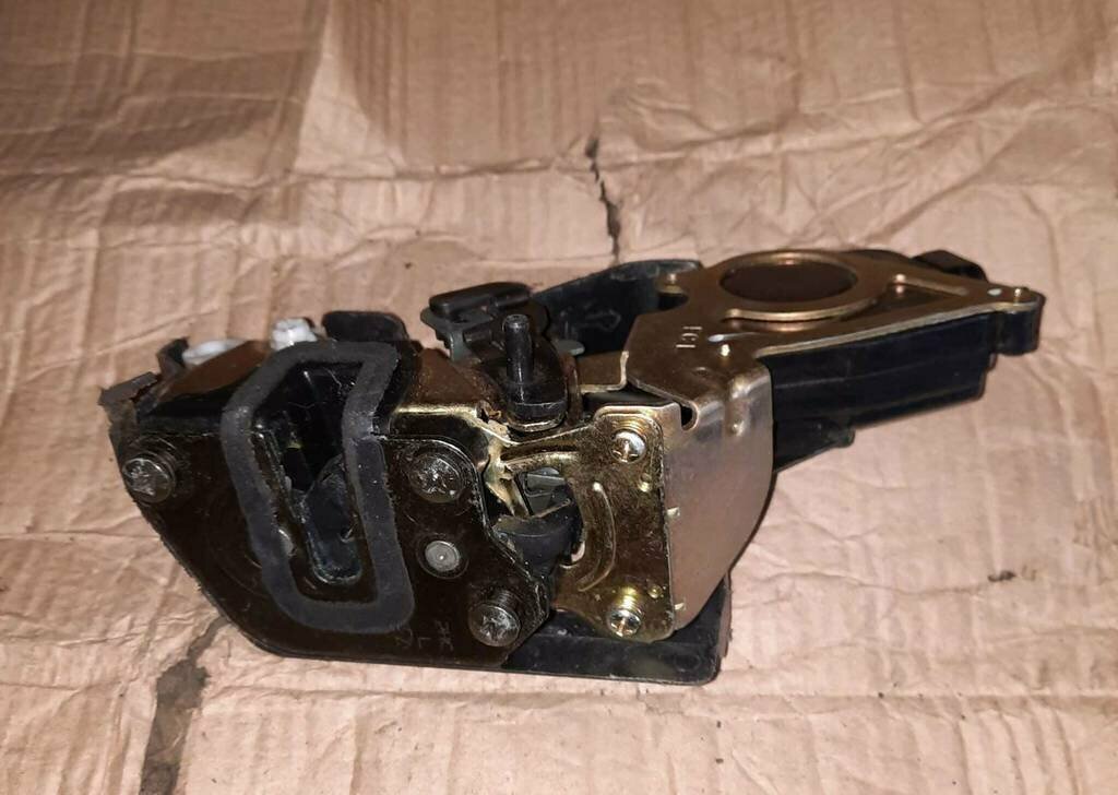 Замок двери задней левой Hyundai Matrix рест. 2005 8131017120