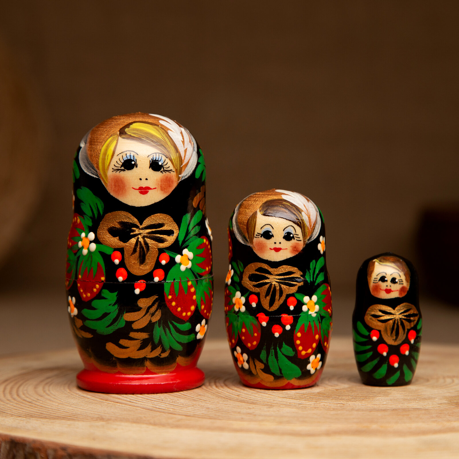 Матрёшка деревянная «Хохлома чёрный платок», 3 кукольная, 9 см