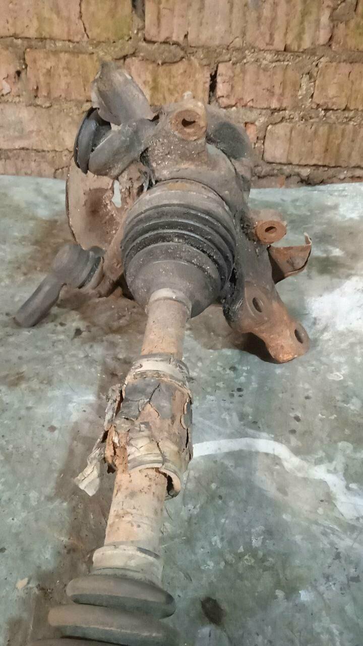 Кулак передний правый Toyota Corolla Verso E121 (2001 - 2004)