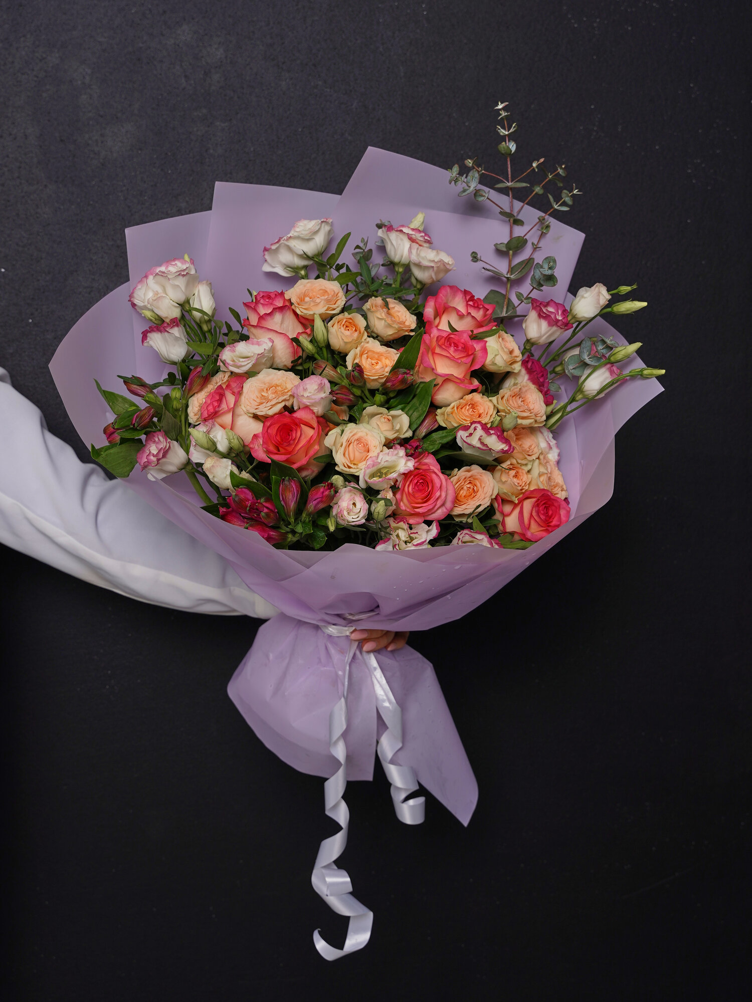 Букета живых цветов Роза Кения, Эвколипт, Эустома, размер М, 45 см, Микс 19 шт