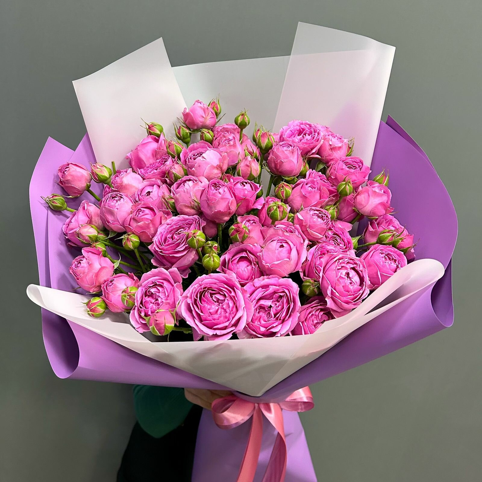 Букет от флавэль из кустовых пионовидных роз Мисти Баблз в двухцветной пленке