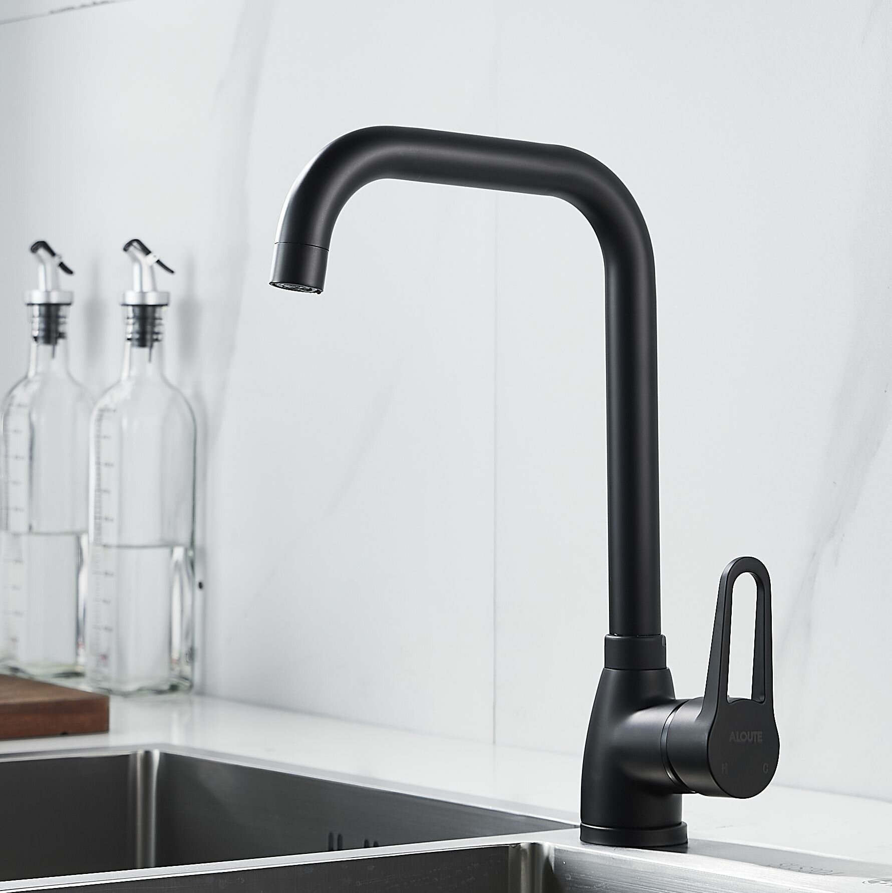 Смеситель для кухни с высоким Г-образным поворотным изливом, черный матовый