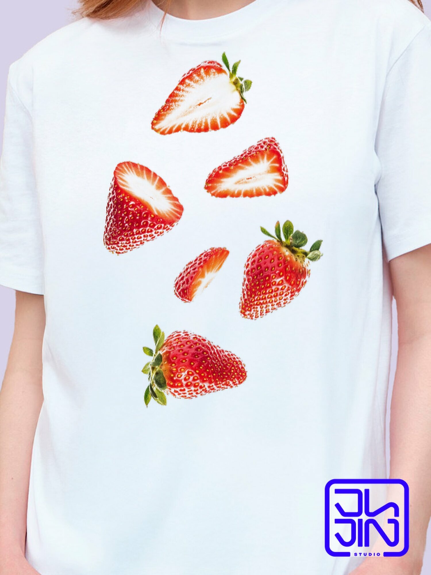 Футболка классическая женская с авторским принтом Белая минималистичная пляжная композиция с красной клубникой и природой, белый хлопковый трикотаж с прикольным рисунком на груди