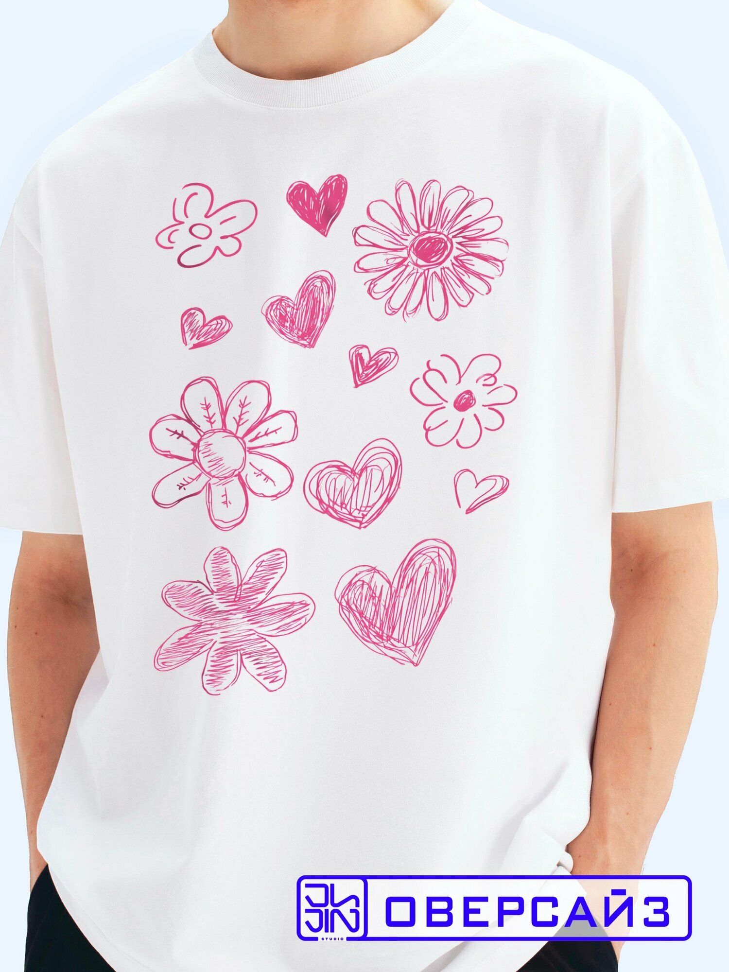 Футболка оверсайз мужская с принтом Минималистичный белый принт с розовыми сердцами и цветочными ромашками, белый хлопковый трикотаж с прикольным рисунком на груди