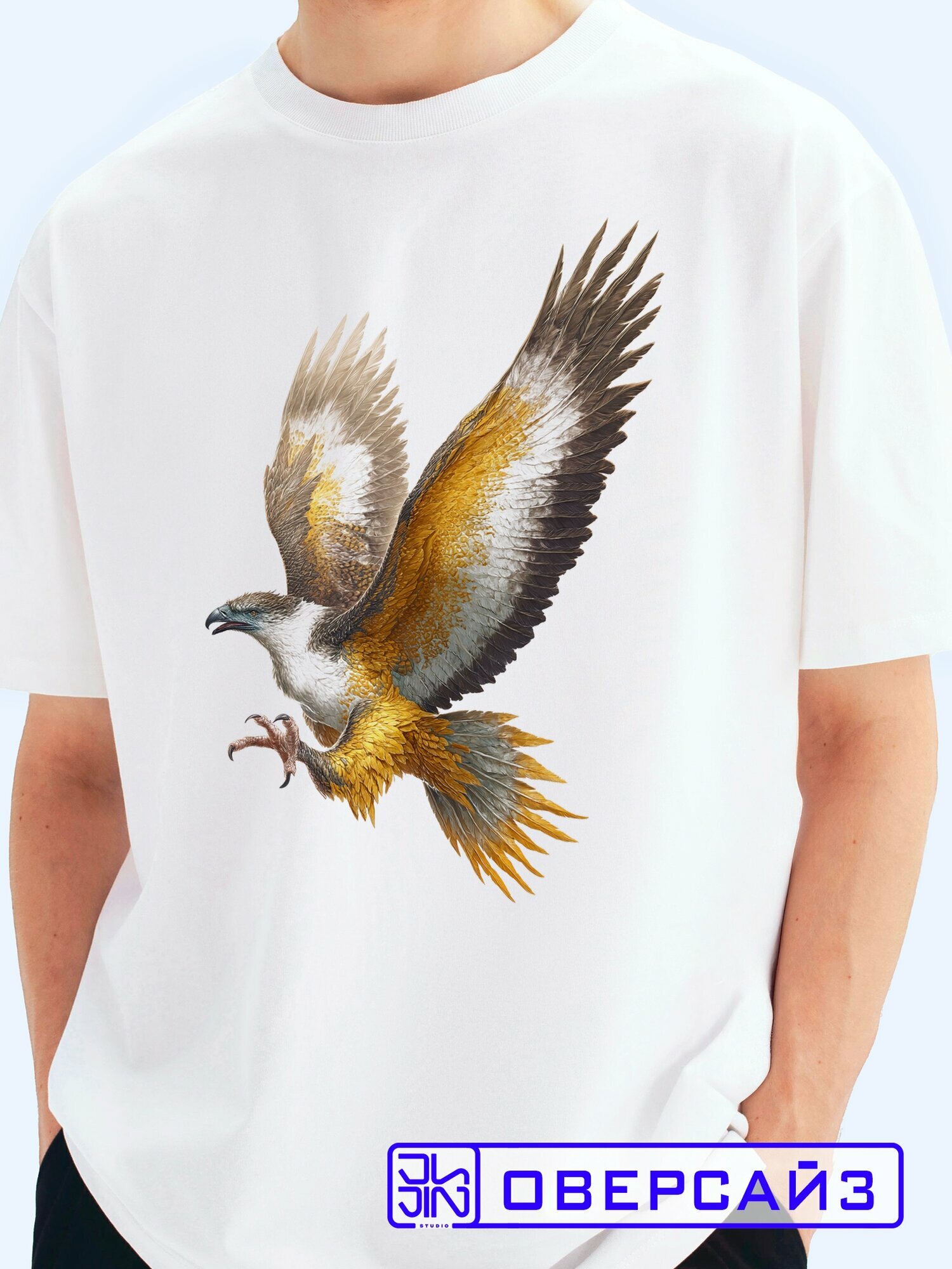 Футболка оверсайз мужская с принтом Крутой черно-белый и желтый орел с классными крыльями в дикой природе, белый хлопковый трикотаж с прикольным рисунком на груди