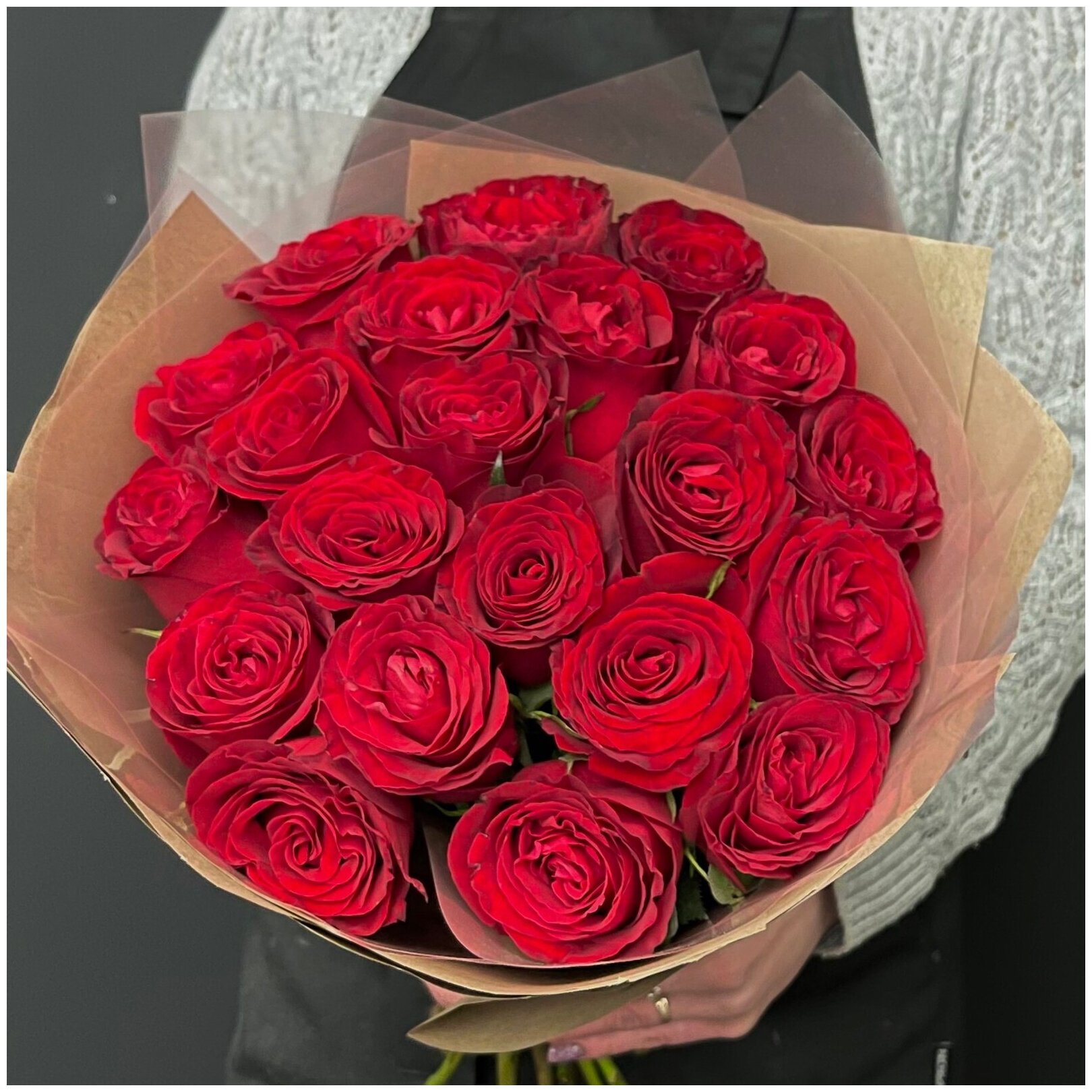 Букет из 21 красной розы, Эквадор, 40 см в крафте от SkyFlora