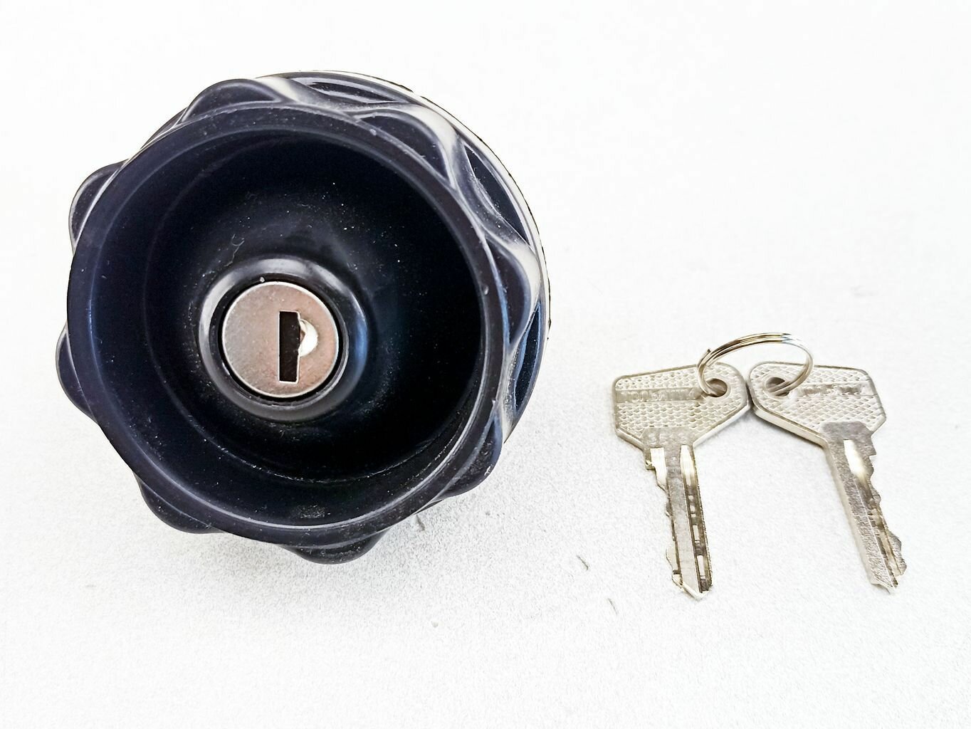 Крышка бензобака для а/м УАЗ Хантер, Патриот, для двигателя 409, 4213; евро-0 / евро-2 с ключом