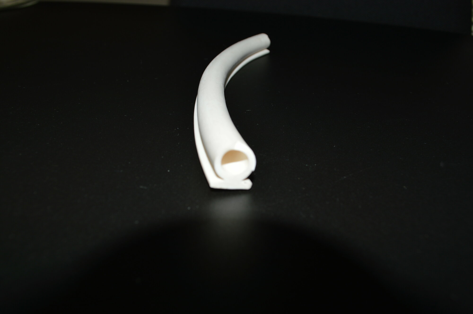 Профиль из силиконовой резины Ю-образный белого цвета. Основание 13 мм, высота 12 мм, длина 3 метра