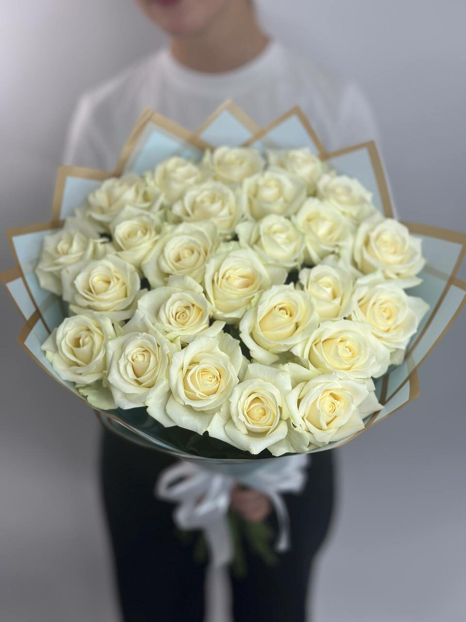 Букет из белых роз 25 шт. в подарочной упаковке с доставкой от FlowersGo