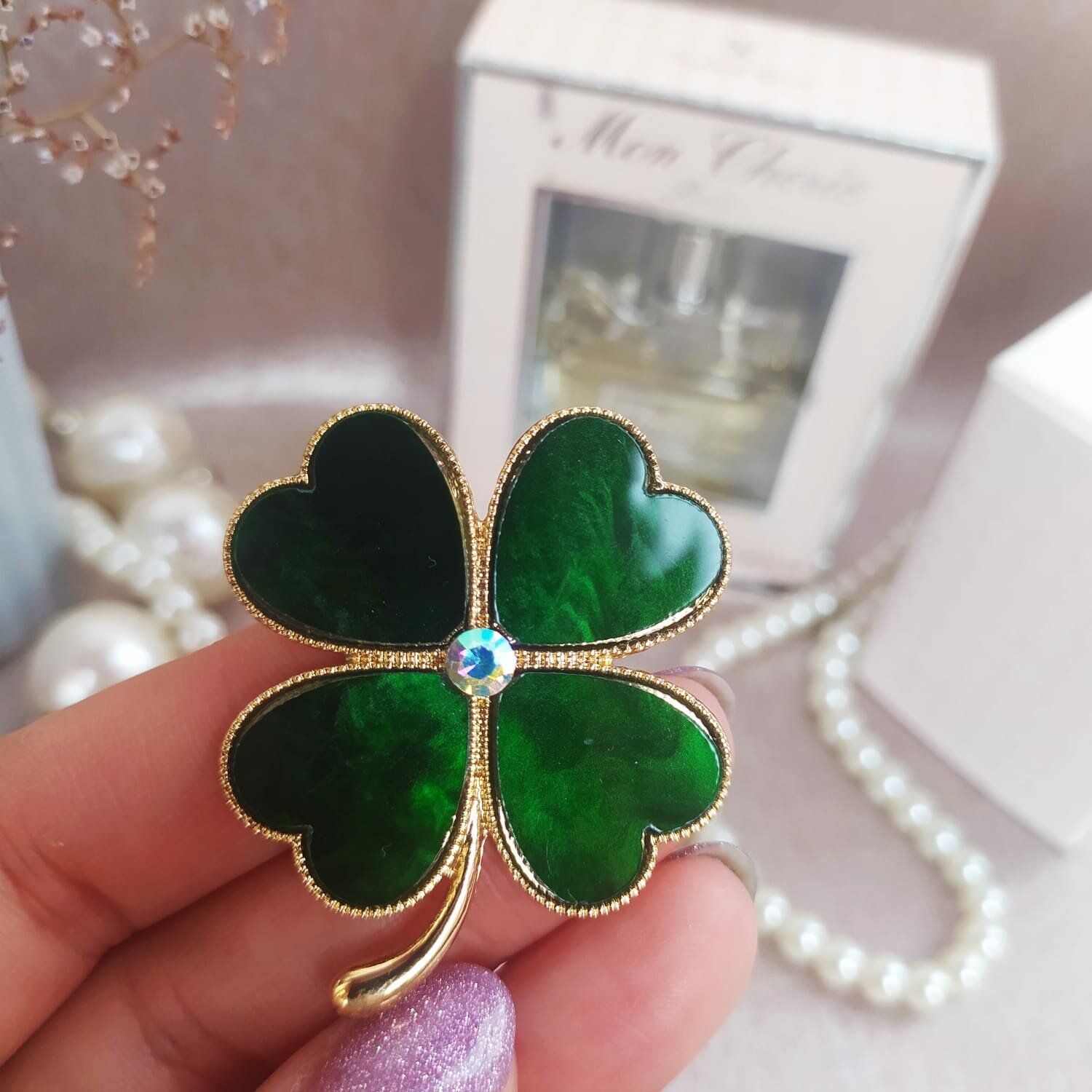 Брошь, акрил, стразы