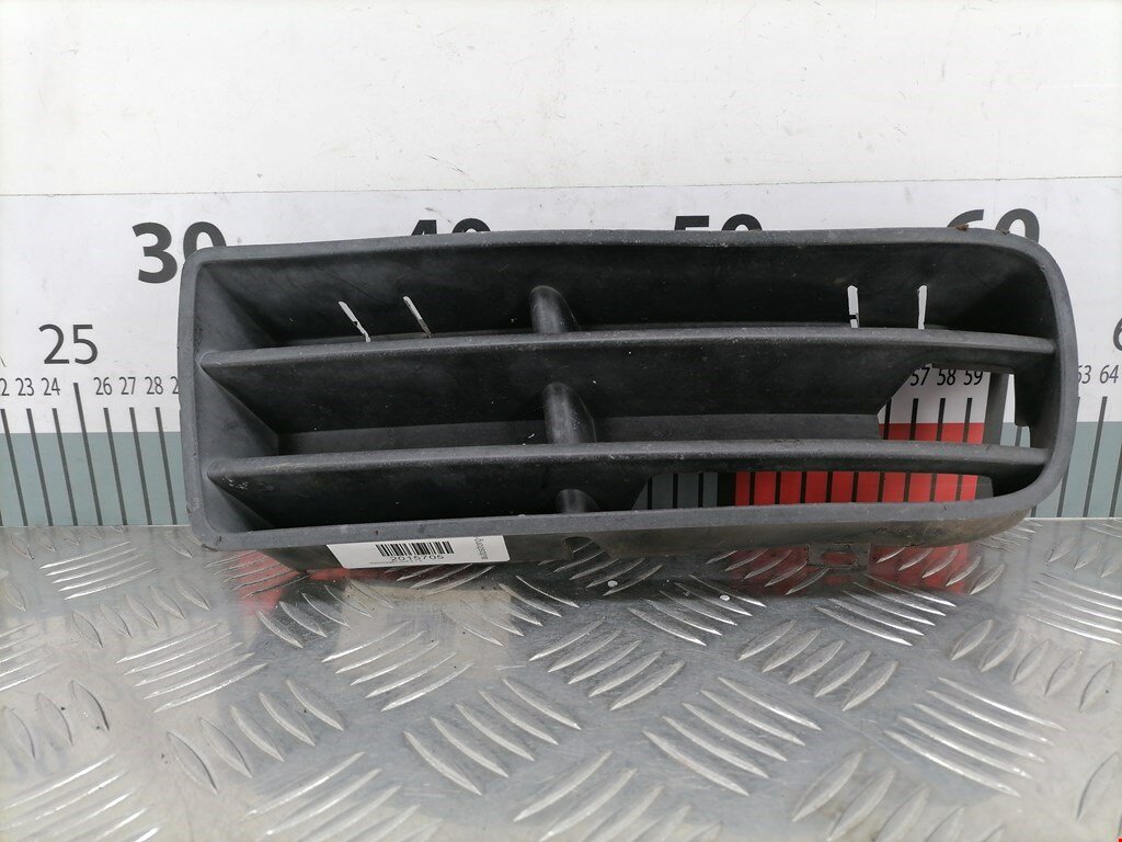 Решетка (заглушка) в бампер левая Volkswagen Golf 4 1J0853665B арт. 2015705