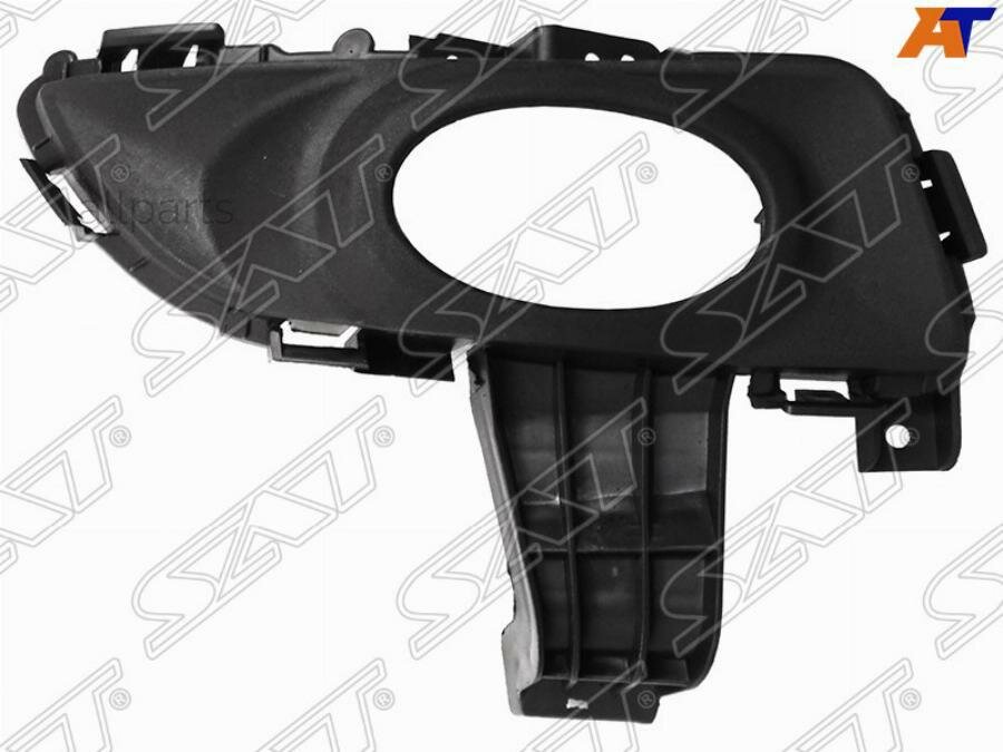 SAT ST-MZV7-219-1 Оправа ПТФ Mazda 3 03-06 / Axela 03-06 (Справа)