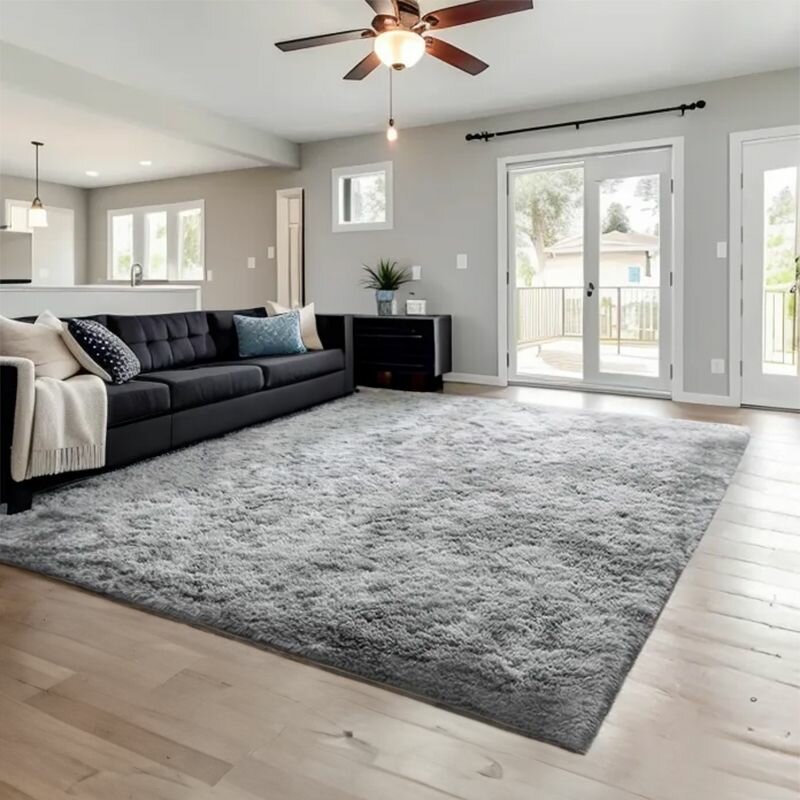 Напольный ковер размером 200x250 см можно использовать в спальнях гостиных и детских комнатах. Светло-серый плюш мягкий и удобный