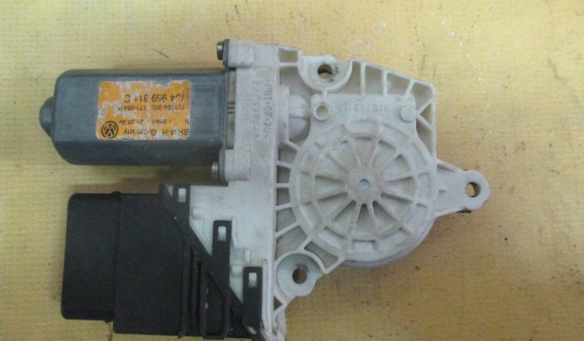 Моторчик стеклоподъемника Golf IV/Bora Volkswagen 1J4959811C