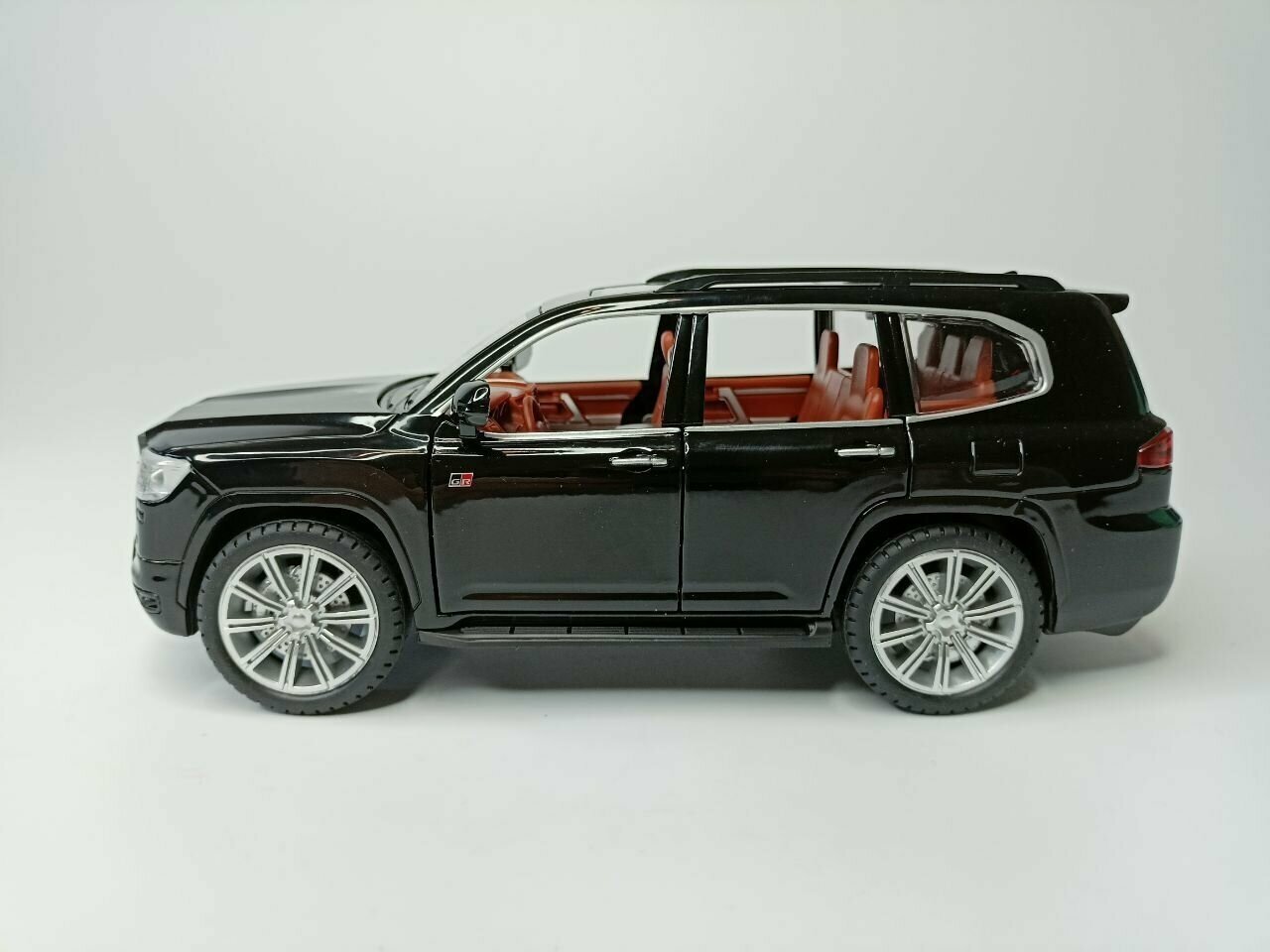 Модель автомобиля Toyota Land Cruiser коллекционная металлическая игрушка масштаб 1:24 черный